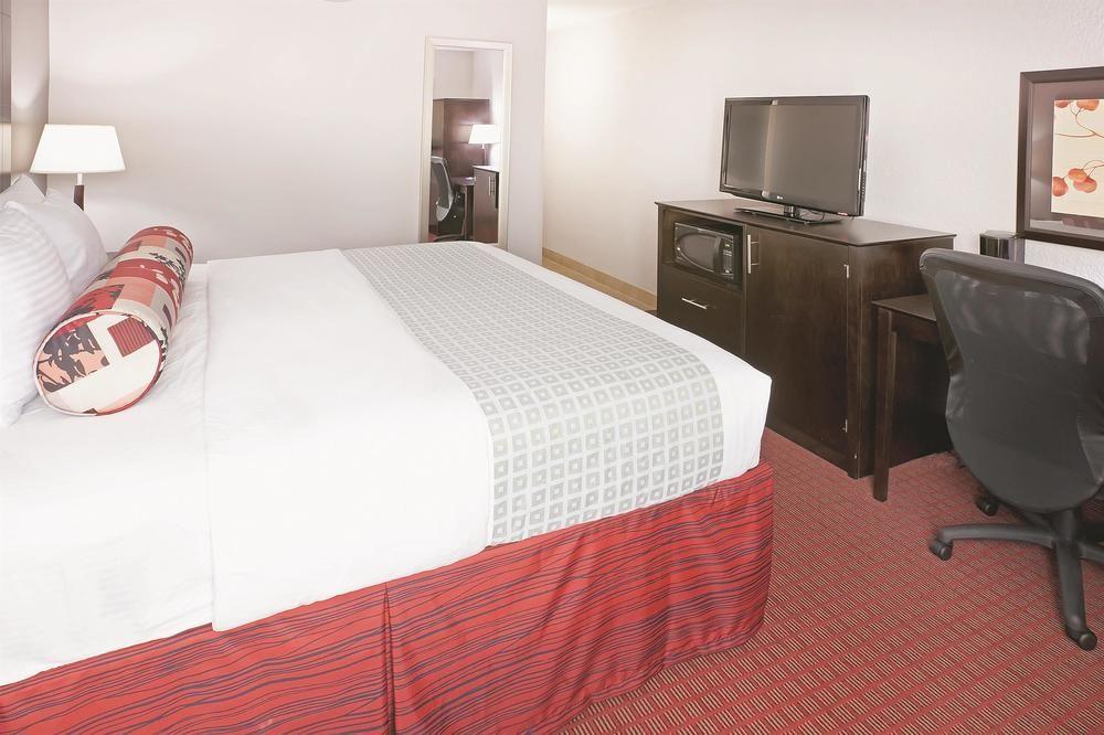 La Quinta Inn & Suites Dallas I-35 Walnut Hill Pet Policy