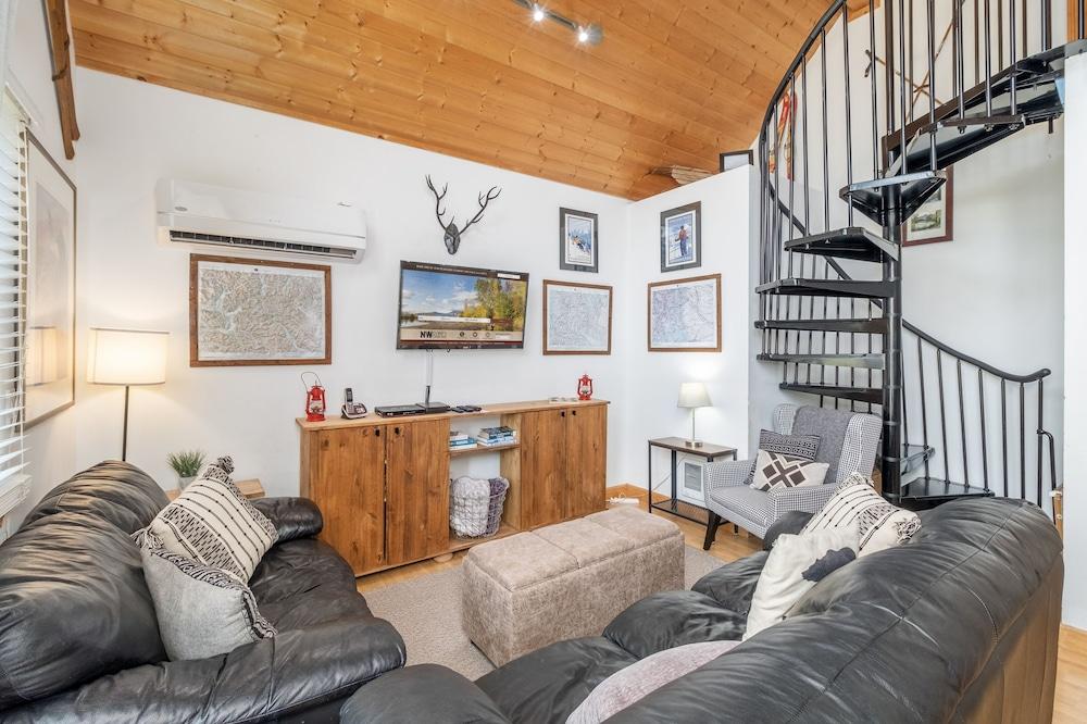 Raven Haven Lodge 2 Bedroom Home by RedAwning Pet Policy