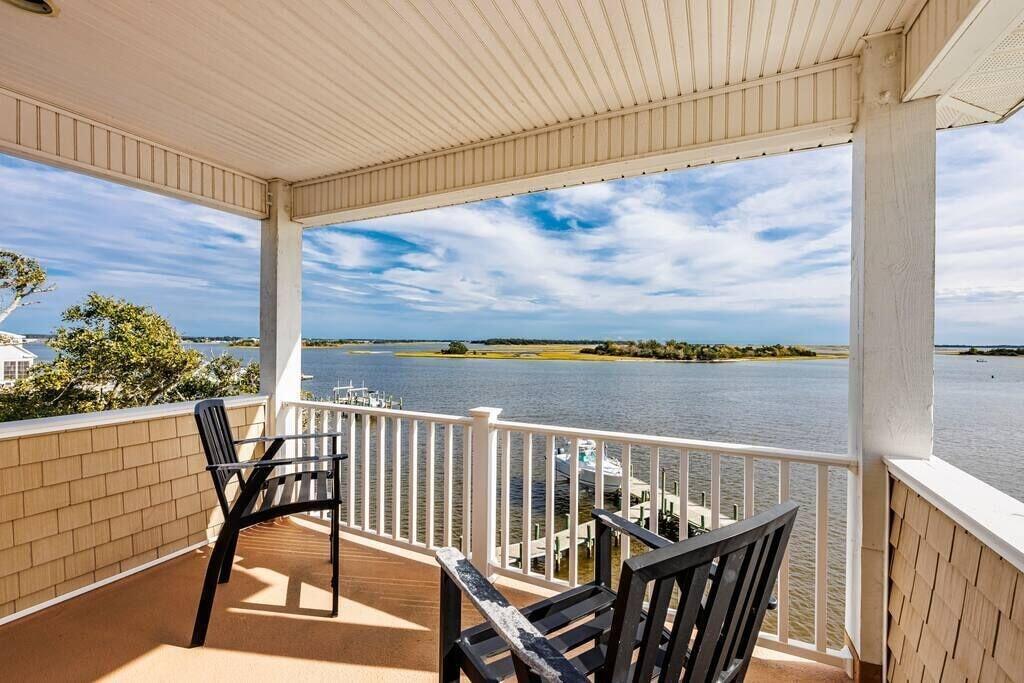 Waterfront Luxury with Great Views Pet Policy