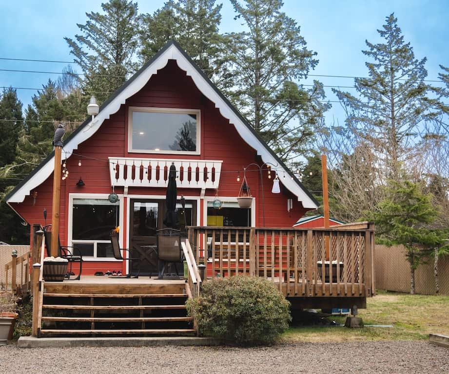 Cozy Cabin 6 Minute Walk to the Beach Pet Policy
