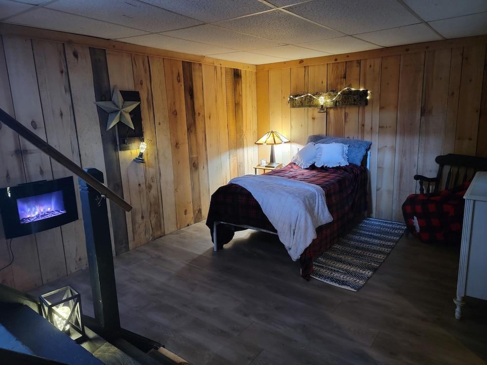 Cozy Rustic Cabin in the Hamlet of Shushan NY Pet Policy