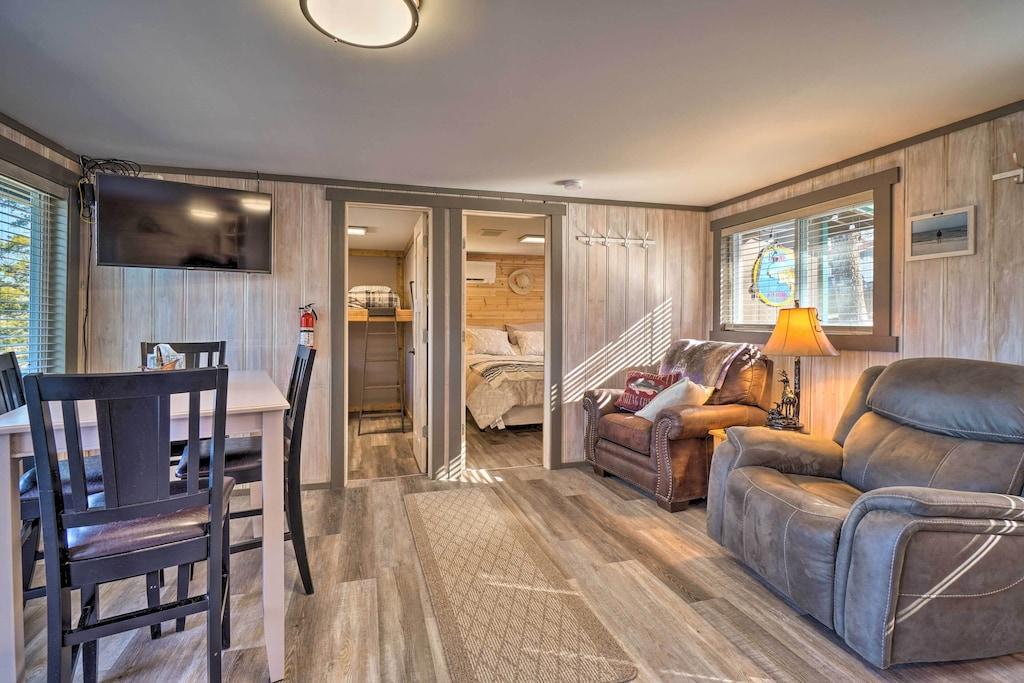 Reeds Spring Lakefront Cabin with Resort Perks Pet Policy