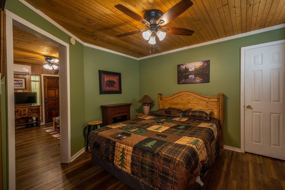 Whispering Pines Cabin in Ruidoso Pet Policy