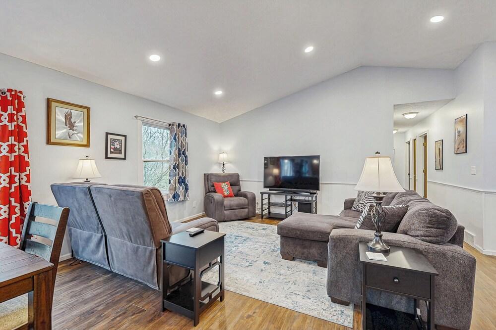 Charming 3BR Home W/ Lake Access & Pool Table Pet Policy