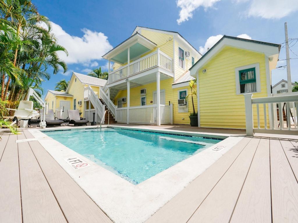 Leo's Lodge - Cozy Studio With Shared Pool Pet Policy