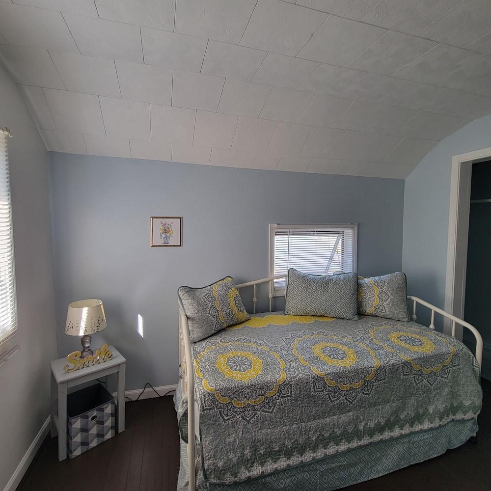 Cozy Farmhouse-Style Home Pet Policy