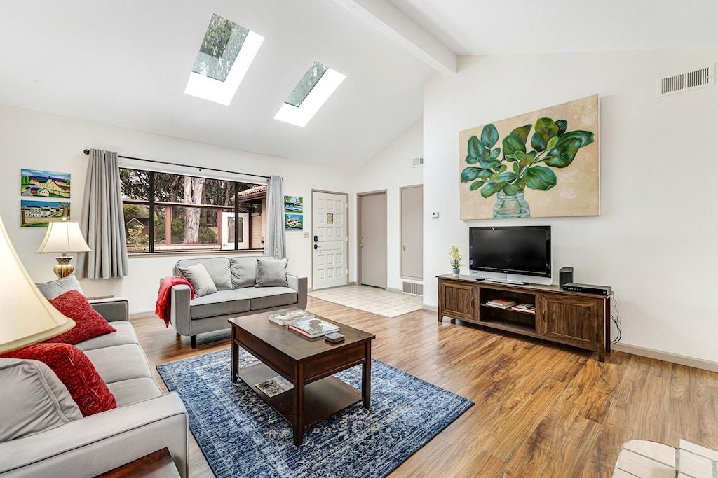 Sunny Ranch Near Beach with Two Courtyards & WiFi Pet Policy