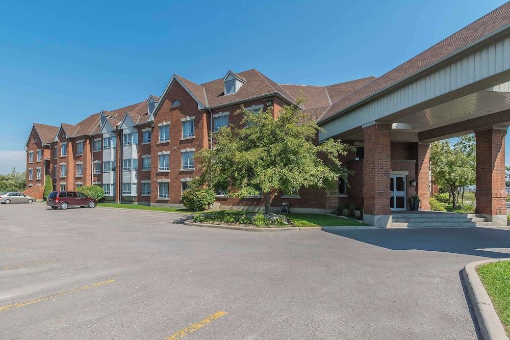 hotels in whitby with car parking