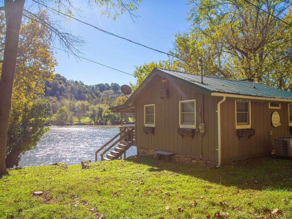 Waterfront 1/1 Cabin in Draper Pet Policy
