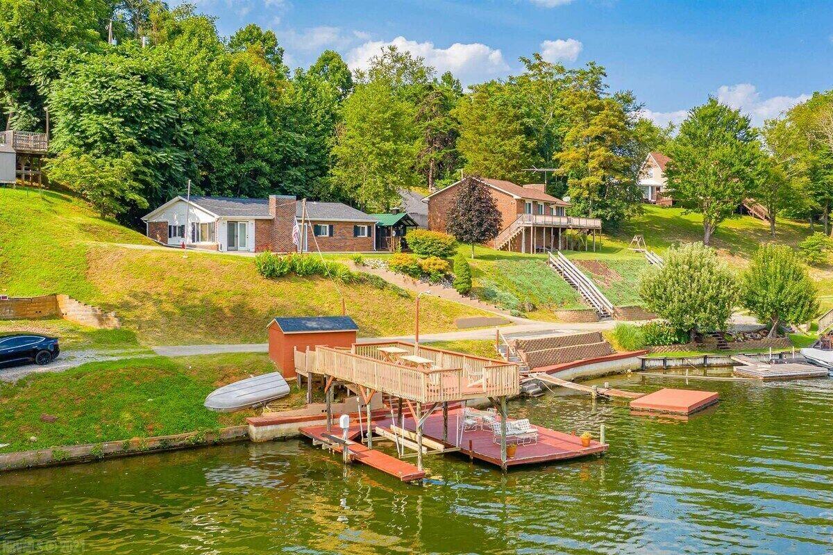 Claytor Lakefront Cottage with Dock & Hot Tub Pet Policy