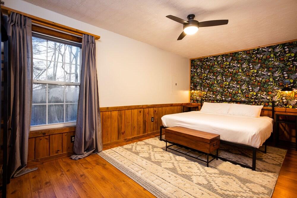 Cozy Cabin with Amazing Views & Outdoor Fire Pit Pet Policy