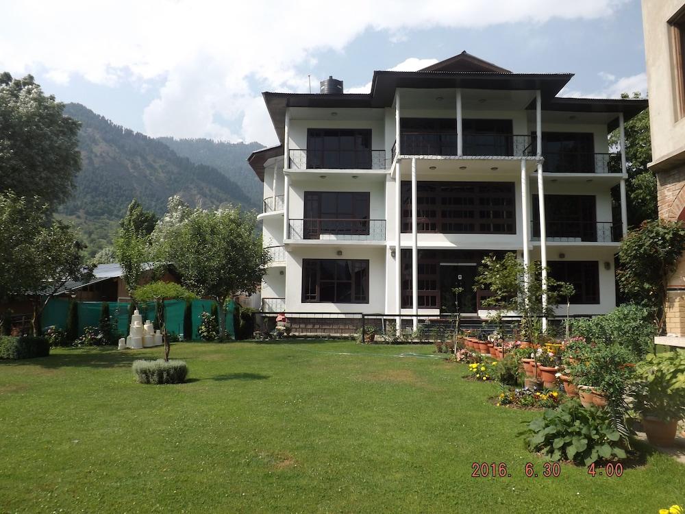 Premier Pahalgam Pet Policy