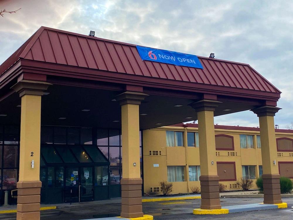 Motel 6 Rochester NY - Airport Pet Policy