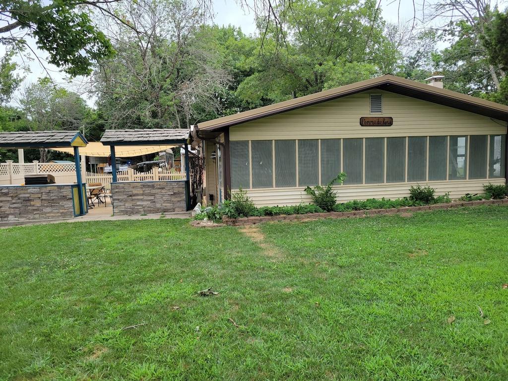 Home with 2 Cabins Outdoor Shower & Boat Ramp Pet Policy