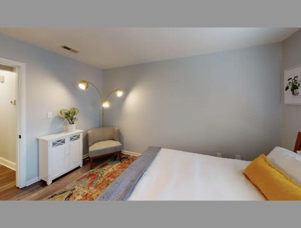 Beautiful Uptown 2/2 Condo Pet Policy