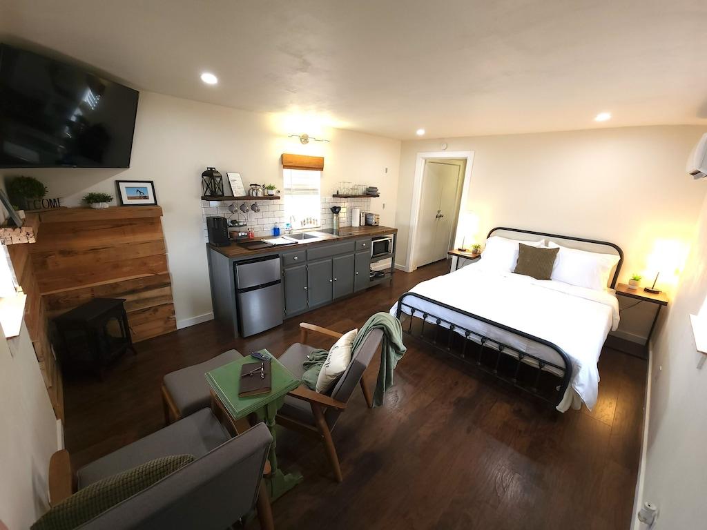 New Handsome Modern Rustic Tiny Studio Cottage Pet Policy