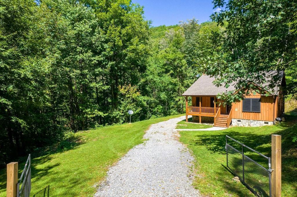 PJ's Hideaway Pet Policy