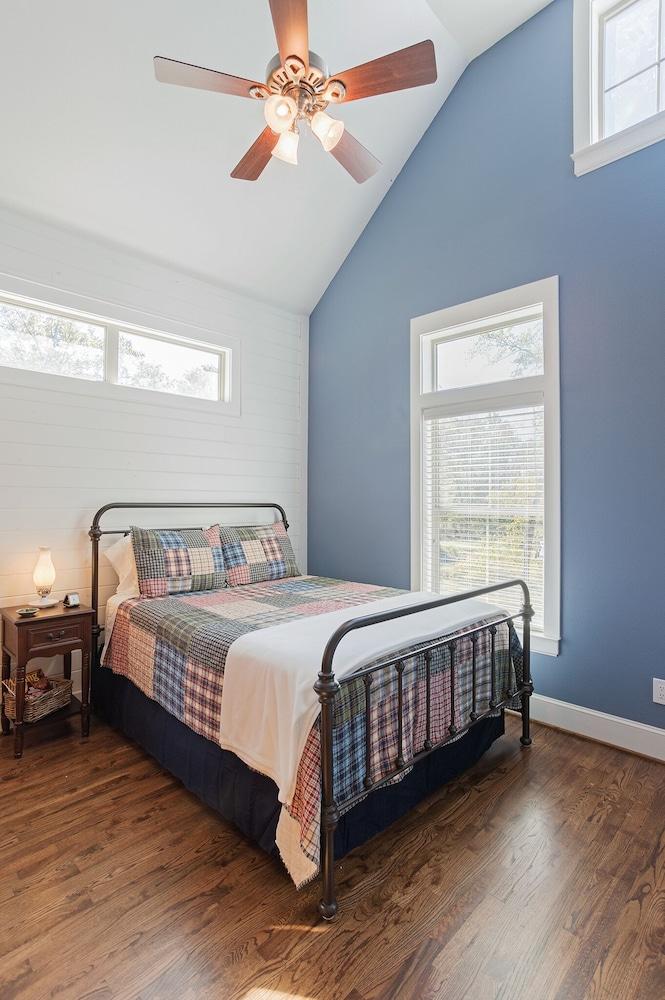 Heth House - Modern Victorian Cabin in the Woods Pet Policy