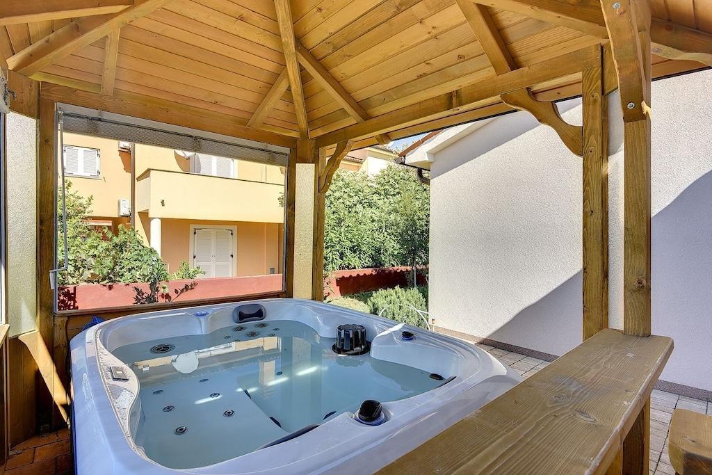 Only 150 Metres from the Beach with Jacuzzi Pet Policy