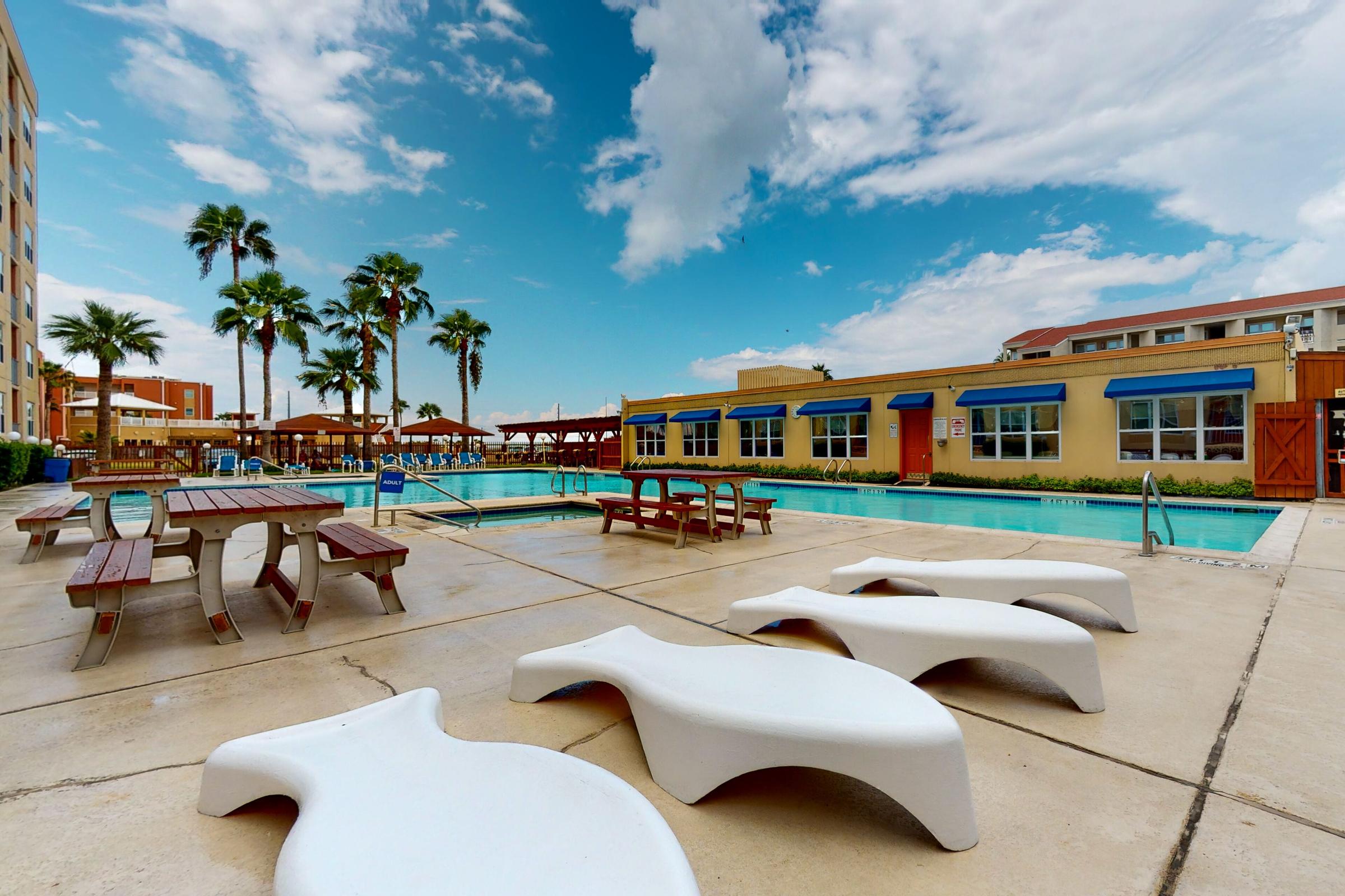 Snowbird-Friendly Condo with Pool & Hot Tub Pet Policy