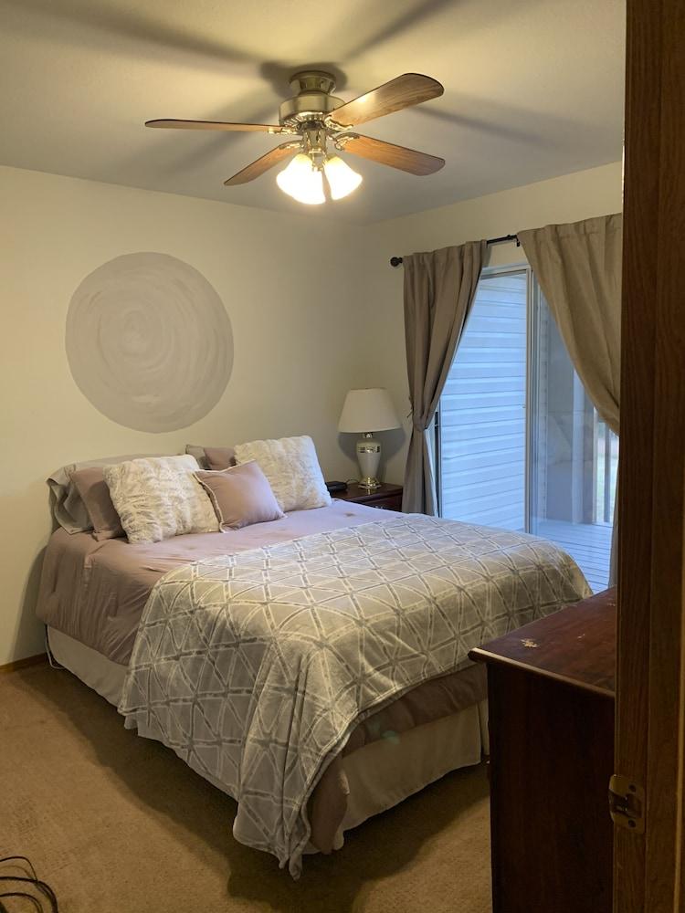 2BR Condo Near Silver Dollar City With Lake Access Pet Policy