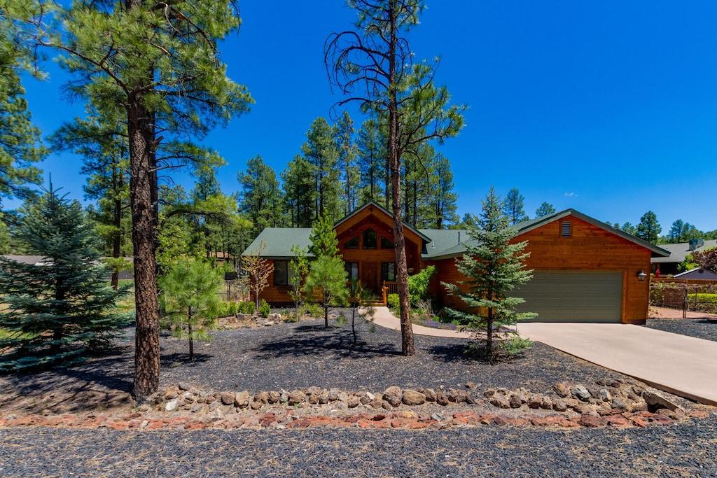 Pinetop Escape with a Large Deck Near Town Pet Policy