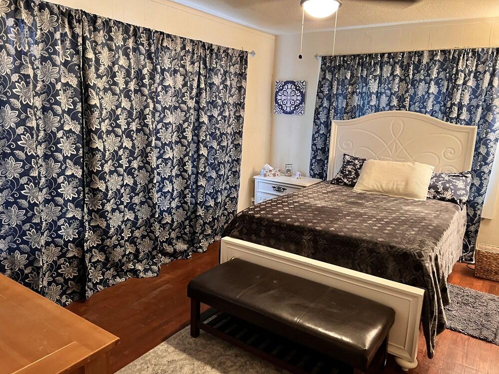 Sandy Toes - Walk to the Beach Pet Policy