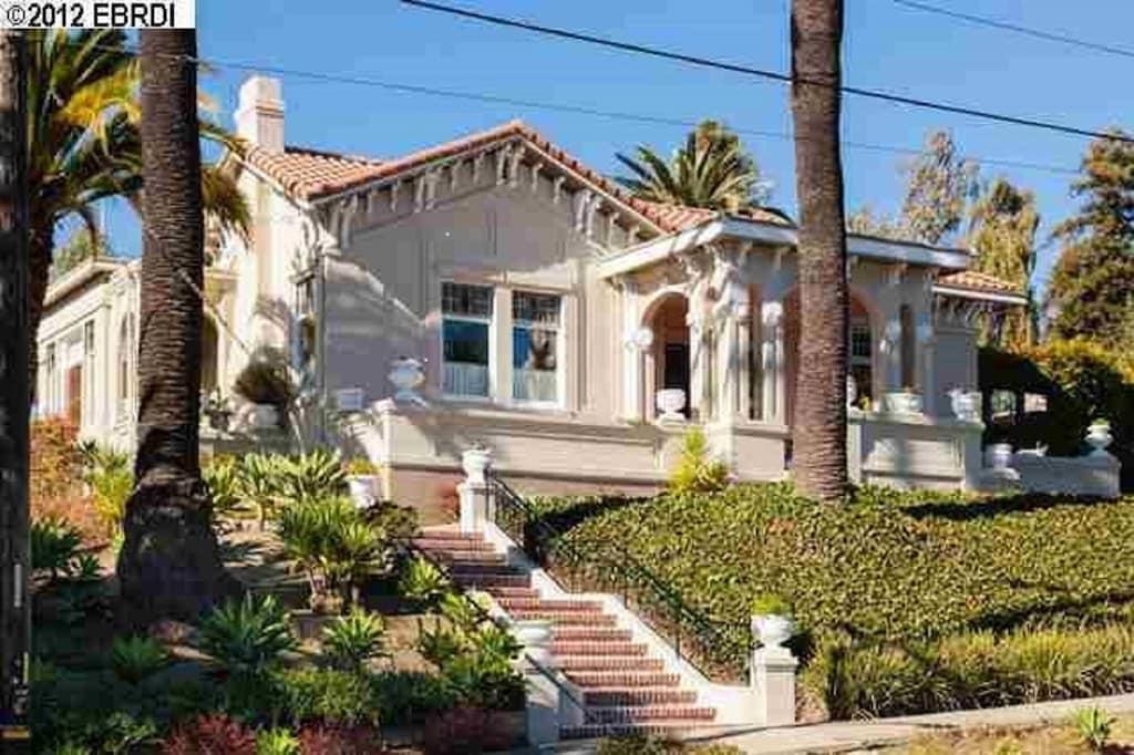 House with Gorgeous Original Art Pet Policy