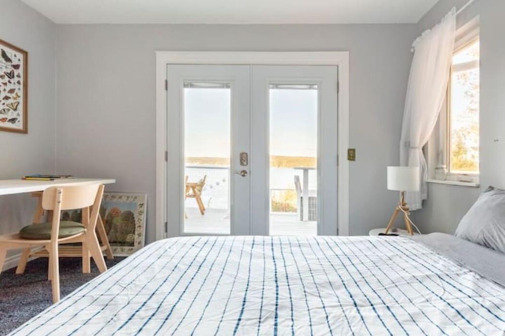 The Olympic Forager House with Private Waterfront Pet Policy