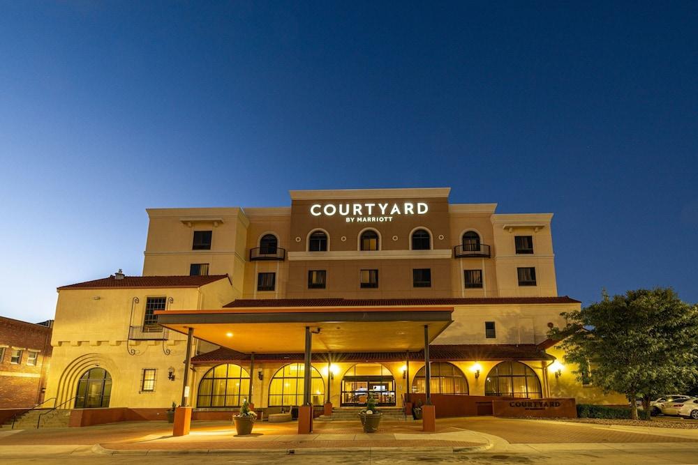 Courtyard by Marriott Wichita at Old Town Pet Policy