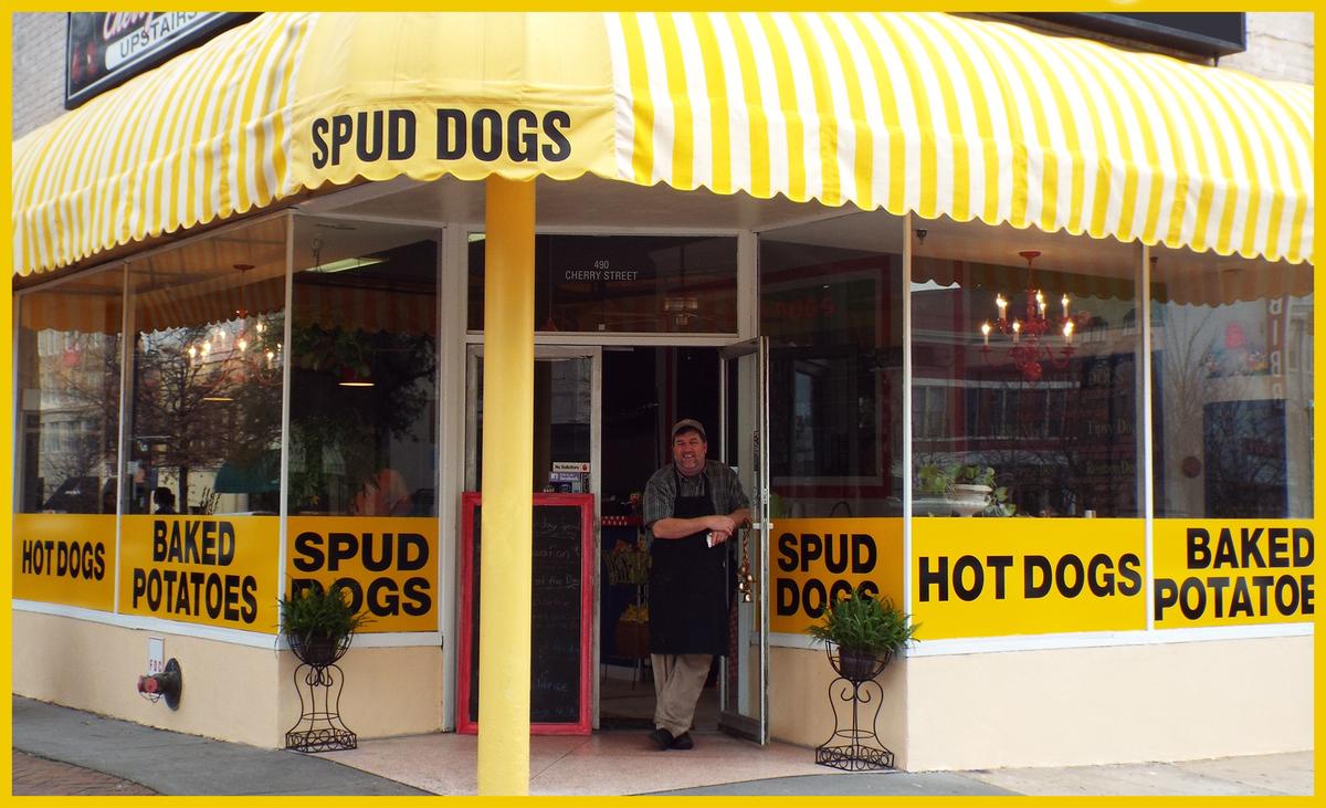 Spud Dogs Is Pet Friendly
