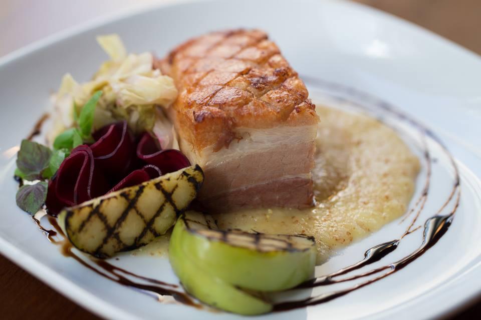 (Closed) Three Fat Pigs Pet Policy